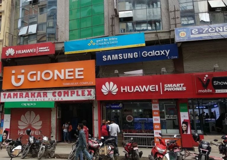 अबैध फोनको कारोबार गरेको भन्दै ताम्राकार कम्प्लेक्समा छापामारी ...